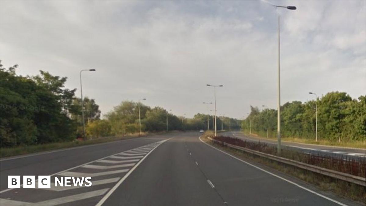 Man dies in car crash on A38 near Burton upon Trent - BBC News