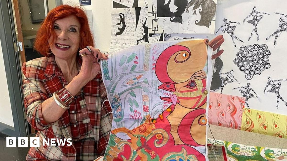 Wolverhampton artist on dream university degree aged 77 - BBC News