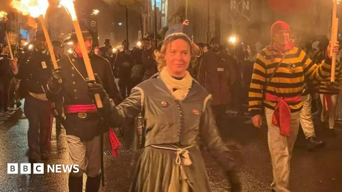 Lewes Bonfire: Road and rail changes planned for popular event - BBC News