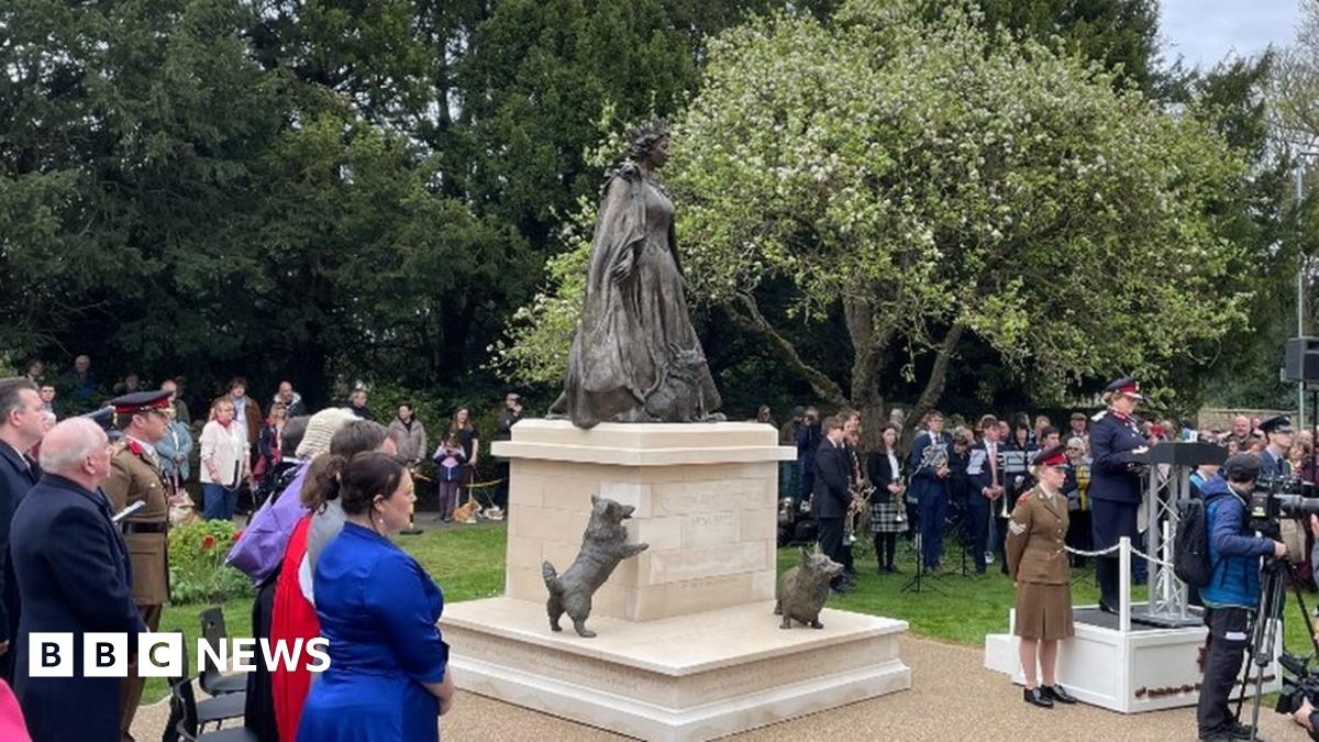 Rutland: Hundreds attend Queen Elizabeth II statue unveiling - BBC News