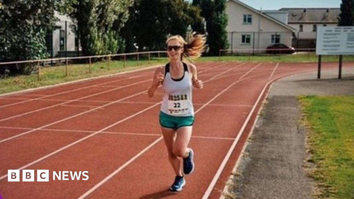 Jersey runner takes on marathon after tumour scare - BBC News