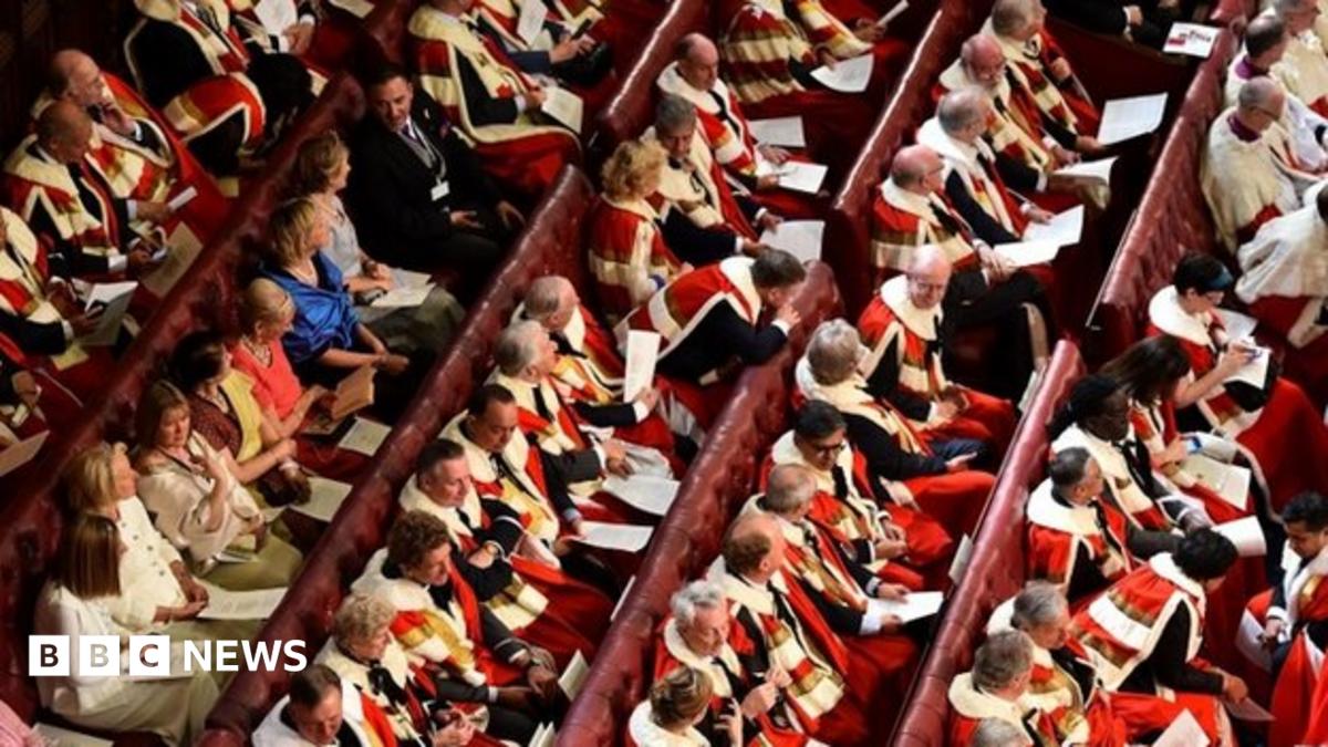 Cameron announces 26 new Tory peers in dissolution honours - BBC News