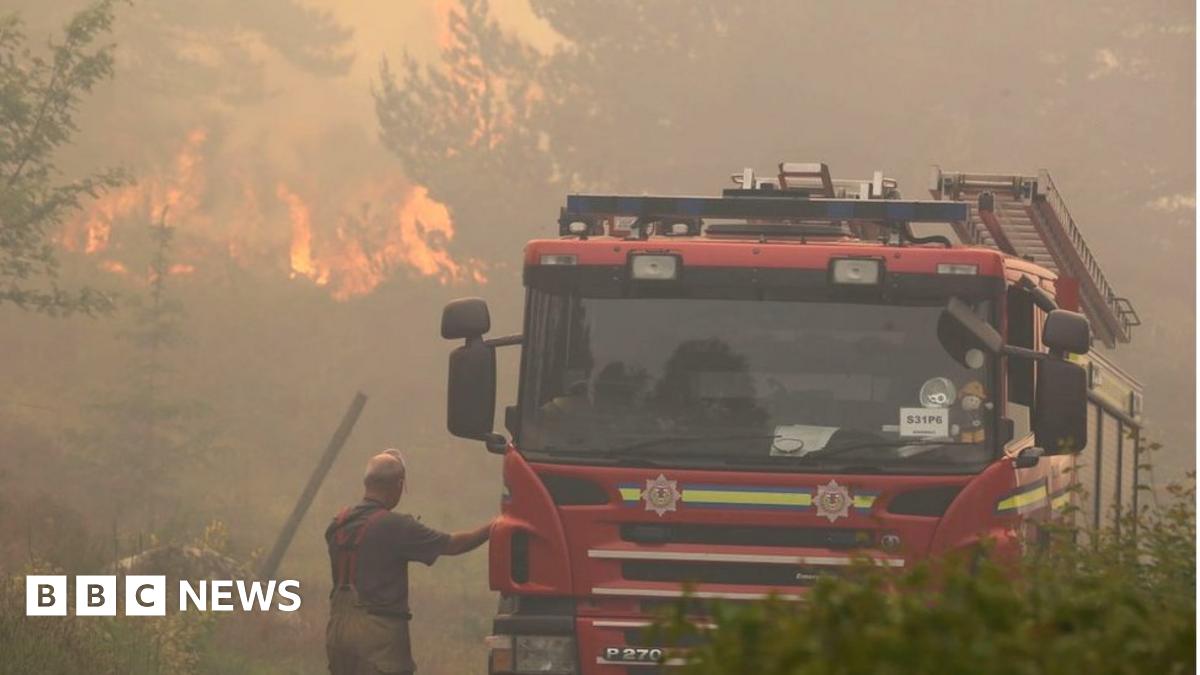 Wildfire takes hold near caravan park at Daviot in Highlands - BBC News