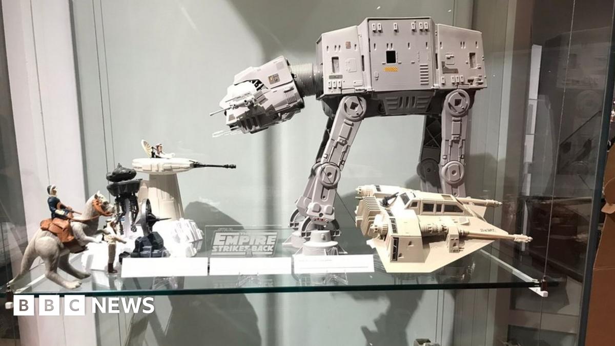 Wimborne: Fan's Star Wars memorabilia displayed at museum - BBC News