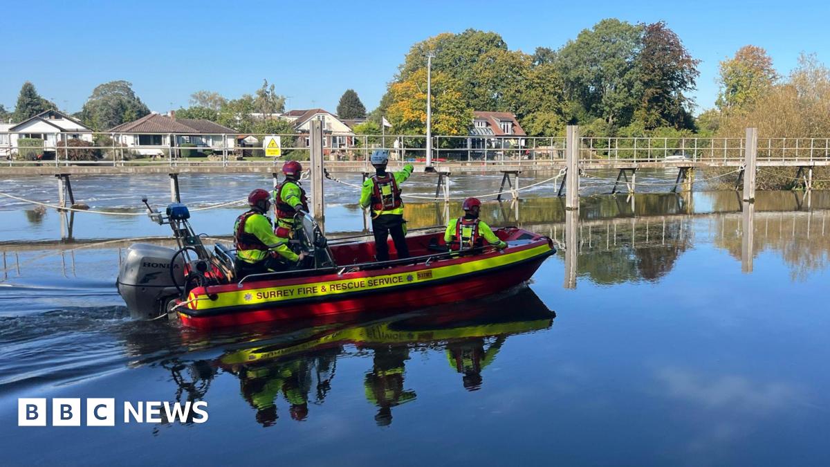 Sunbury Lock: One missing and five rescued after boat capsizes - BBC News