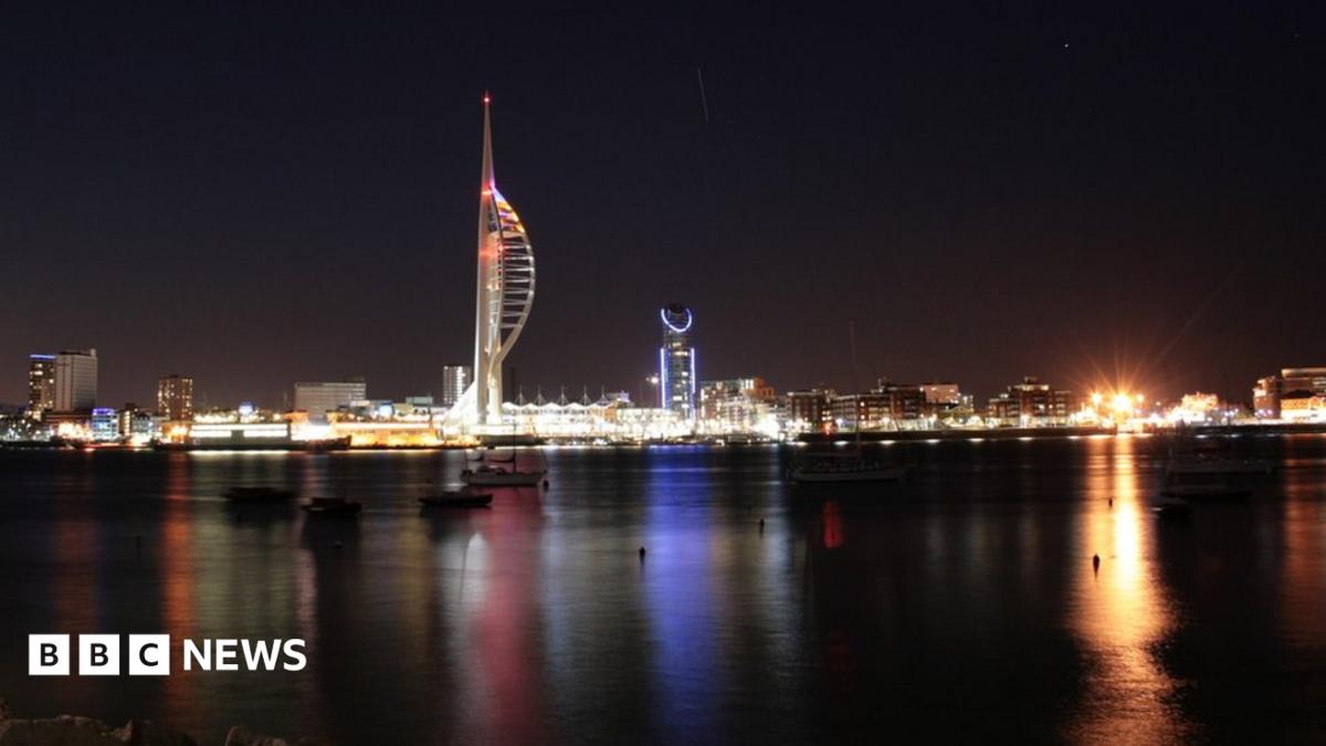 Solent ferry passengers can travel later at night - BBC News