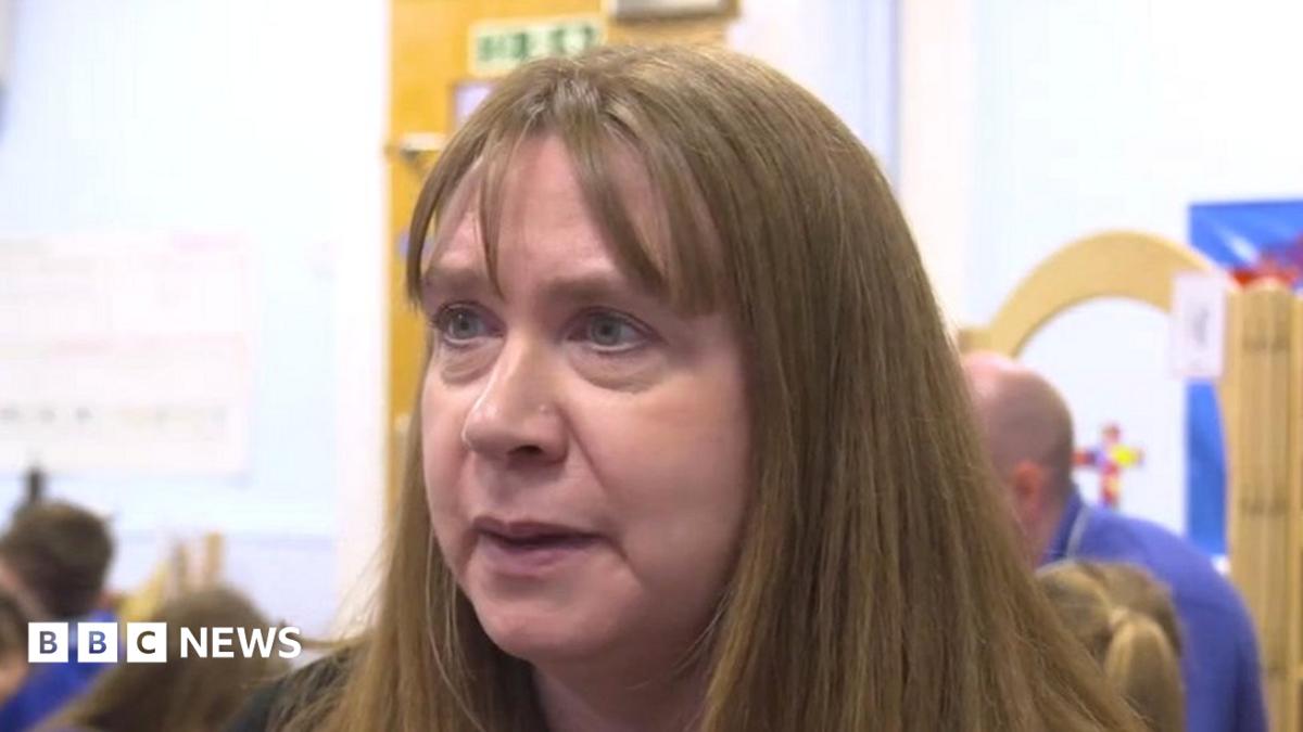 Oswaldtwistle school takes in toddlers to beat literacy problems - BBC News