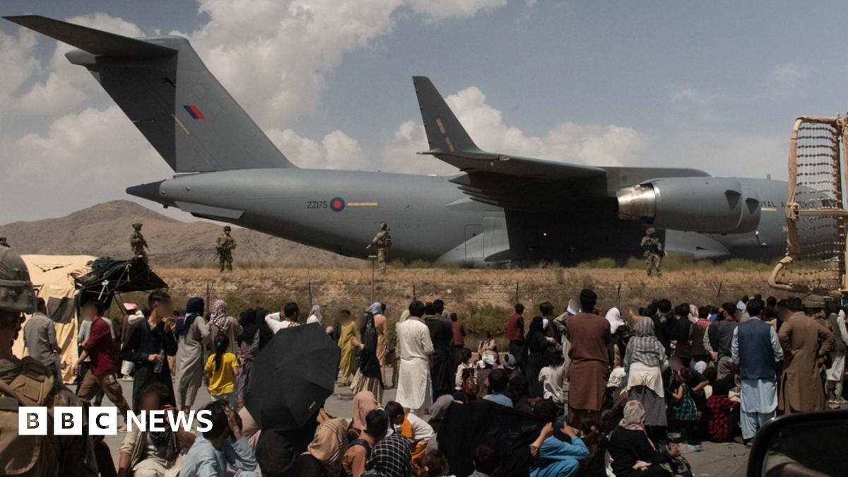 Hours without food or water in Kabul airport 'hell' - BBC News