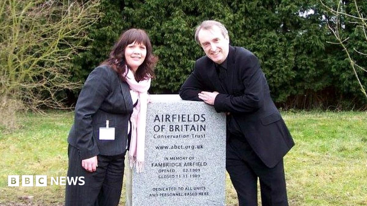 Norfolk World War Two airfields honoured with memorials - BBC News