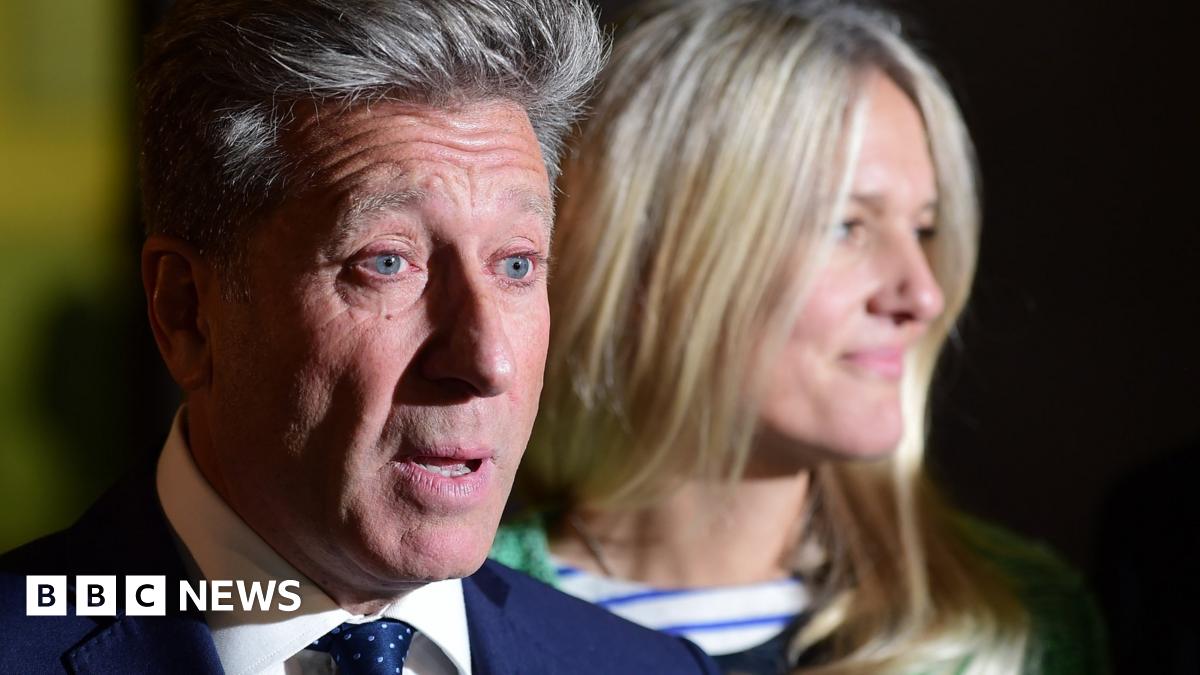 DJ Neil Fox cleared of sex assaults - BBC News
