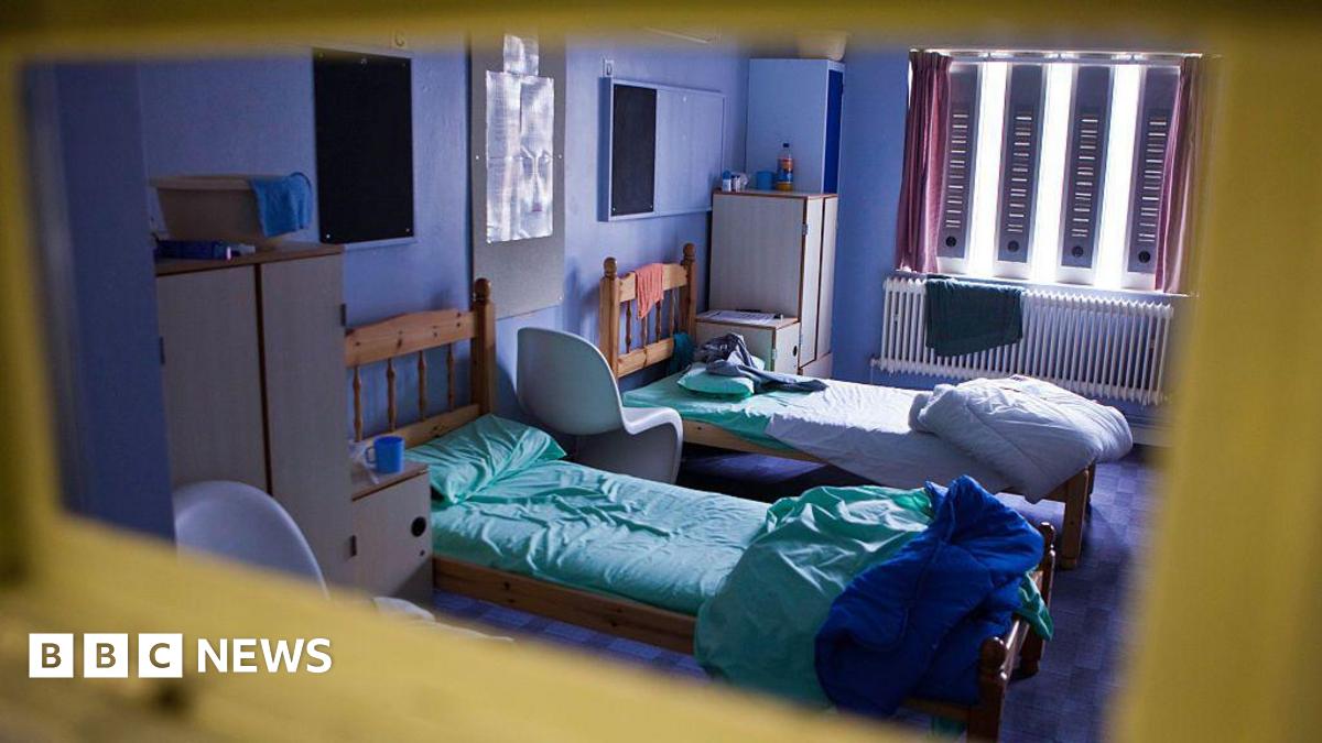 Holloway Prison: 'I remember people screaming and banging' - BBC News