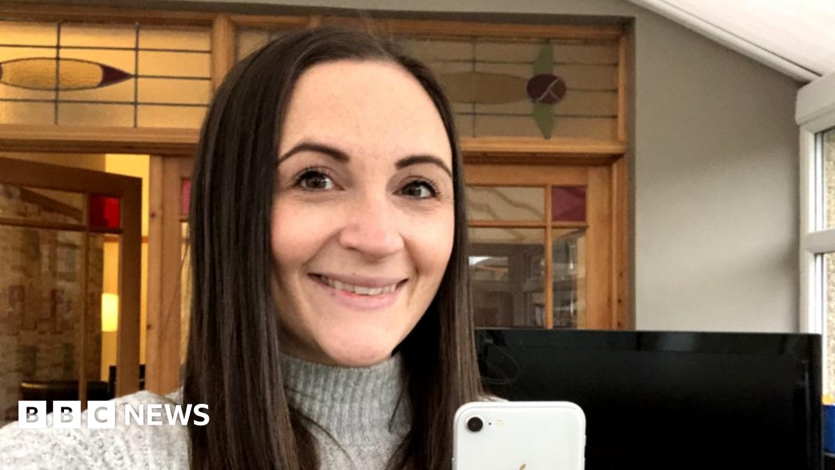 Second-hand tech booms as shoppers look for bargains - BBC News