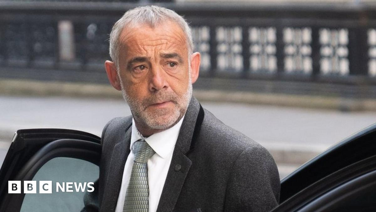 Coronation Street actor says press intrusion left him 'paranoid' - BBC News