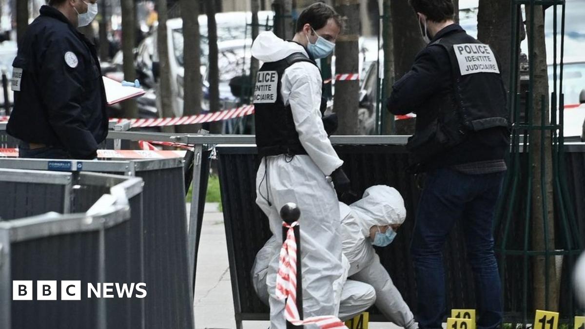 Manhunt after 'execution' shooting in Paris - BBC News