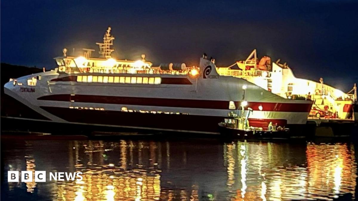 Transport minister calls for Orkney ferry grounding probe - BBC News