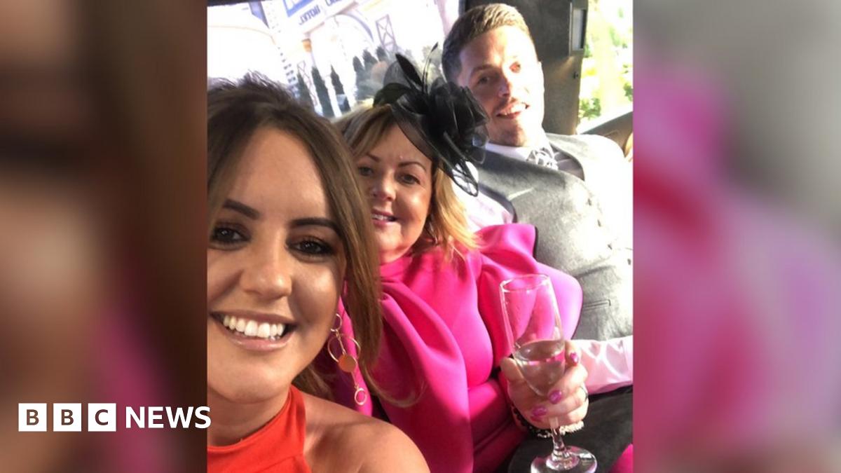 Scots passenger organises whip-round for Thomas Cook crew - BBC News