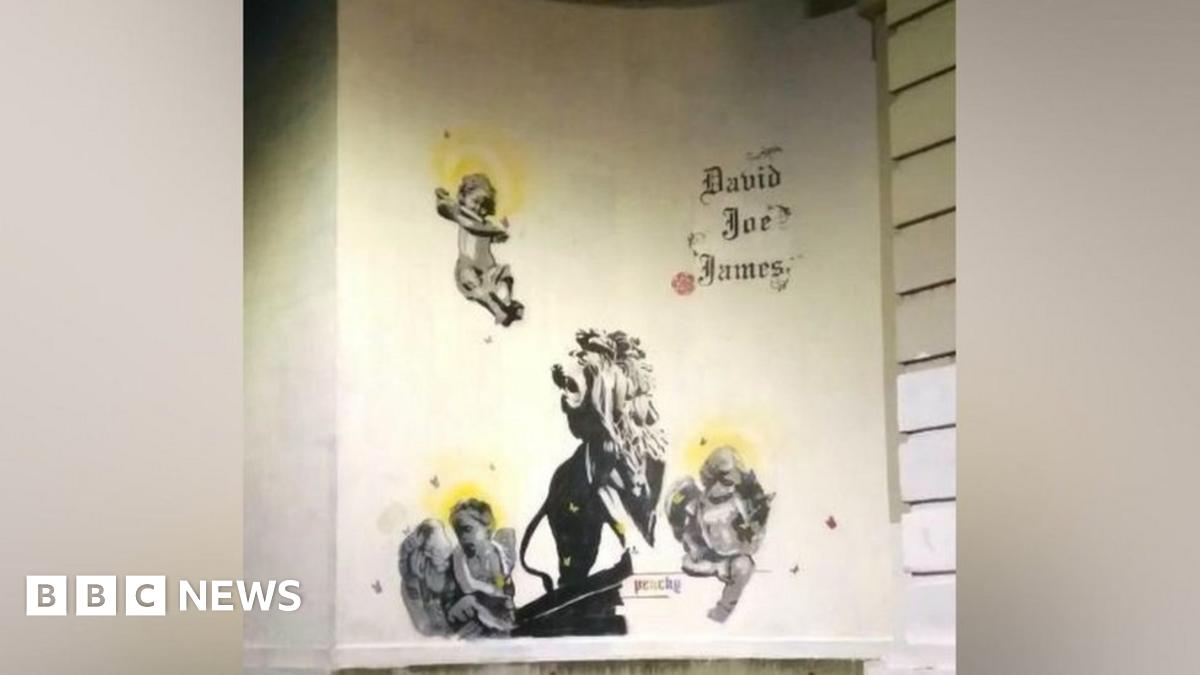 Reading stabbings: Mural to terror attack victims reappears - BBC News