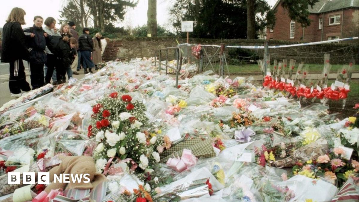 Dunblane reflects 20 years after school shooting - BBC News