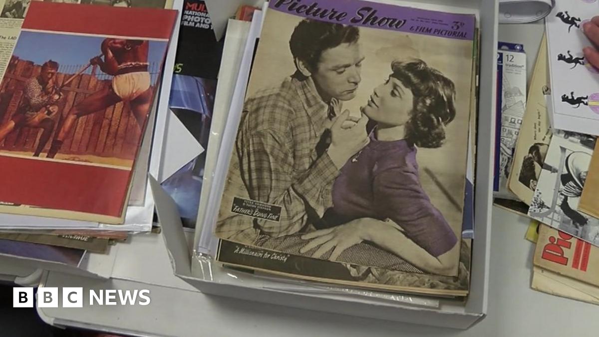 People with dementia in Exeter enjoy old movie memorabilia - BBC News