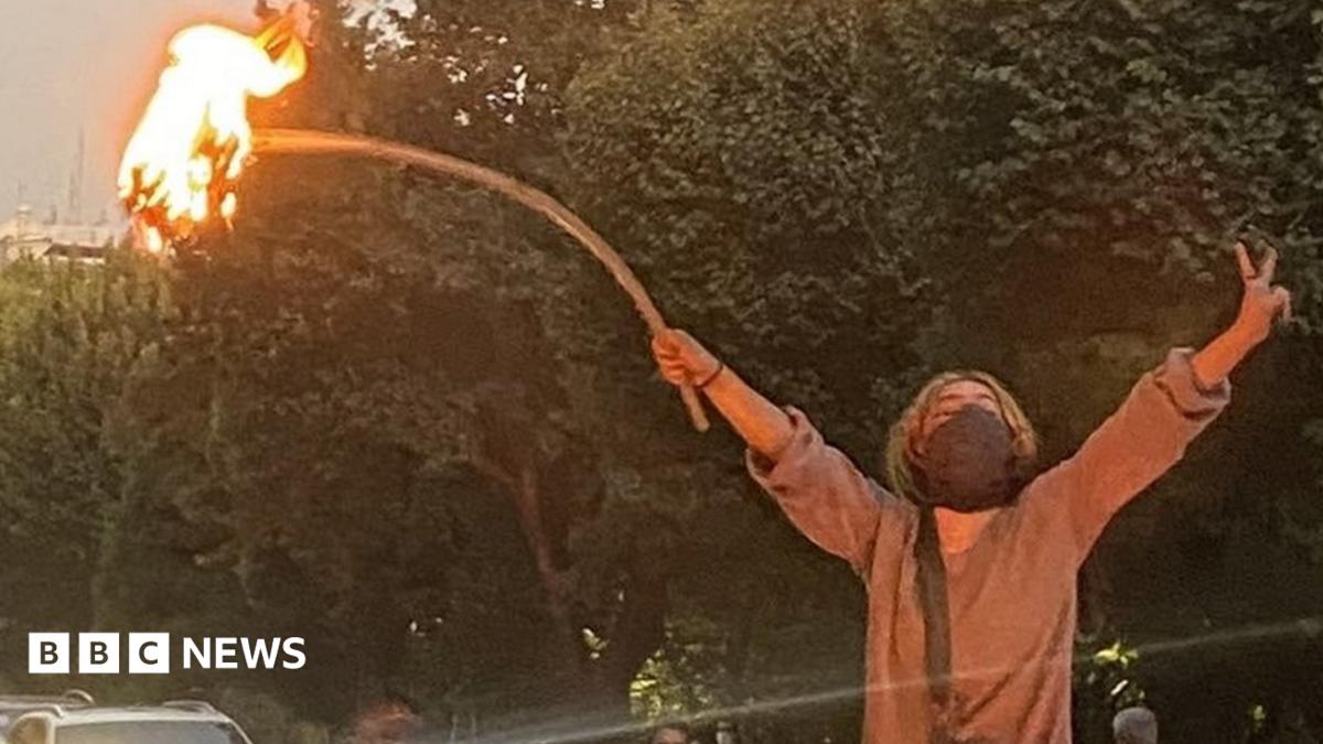 Iran unrest: Women burn headscarves at anti-hijab protests - BBC News