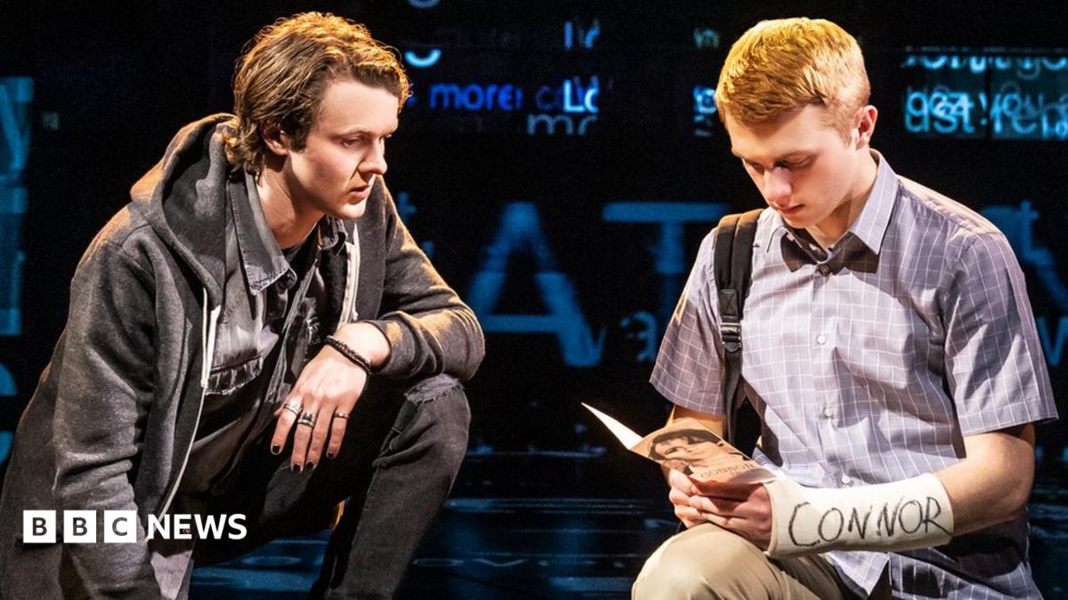 Dear Evan Hansen: The musical tackling 'the agonies of youth' - BBC News