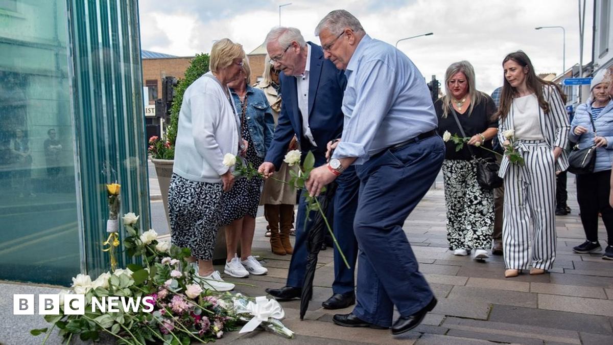 Families mark 25th anniversary of Omagh bomb with private service - BBC ...