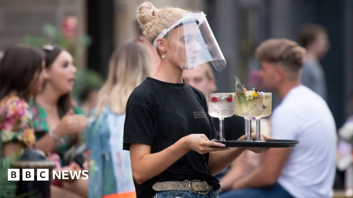 'Closing pubs at 10pm halves your takings' - BBC News