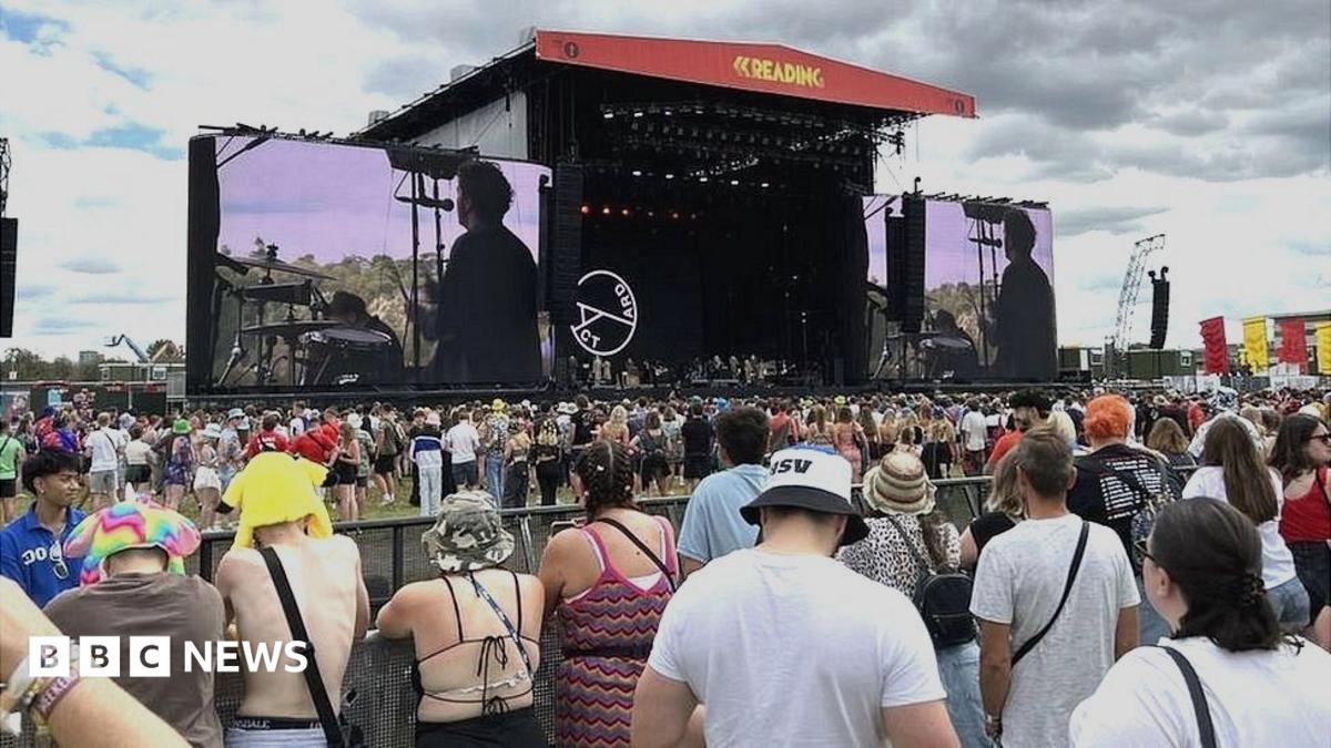 In pictures: Atmosphere builds on day one of Reading Festival - BBC News