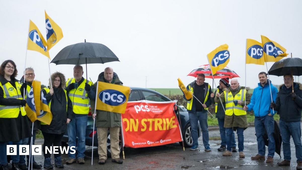 100,000 civil servants to strike on 1 February - BBC News