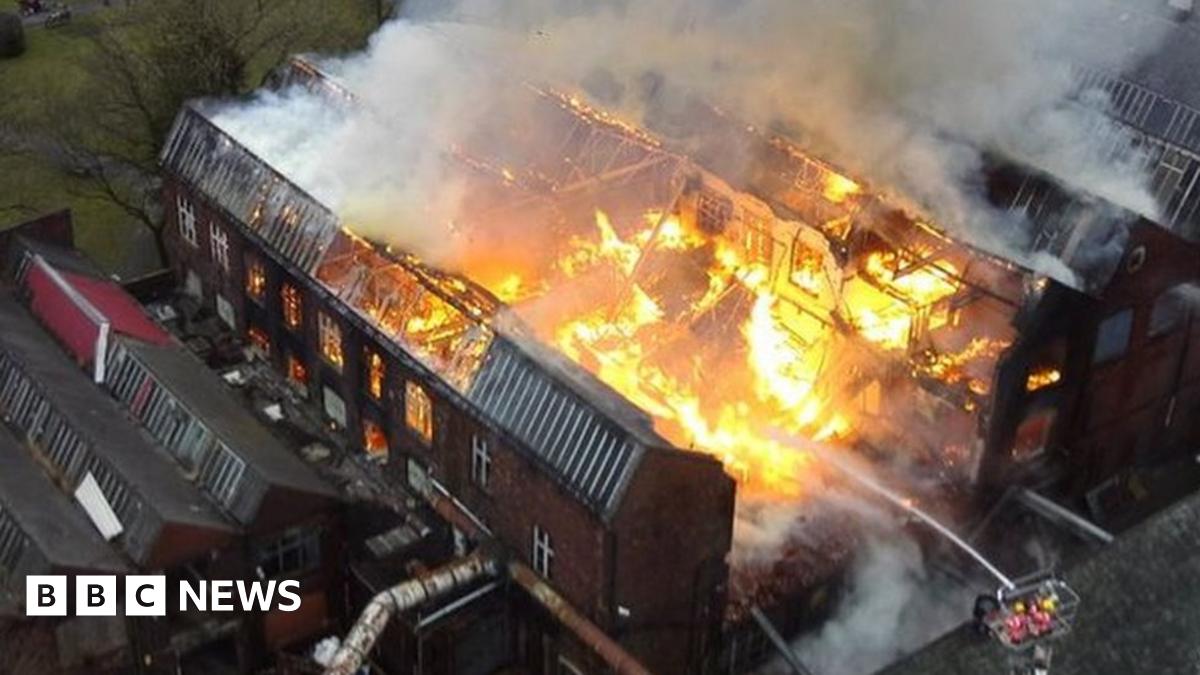 Large fire breaks out at Rochdale mill - BBC News