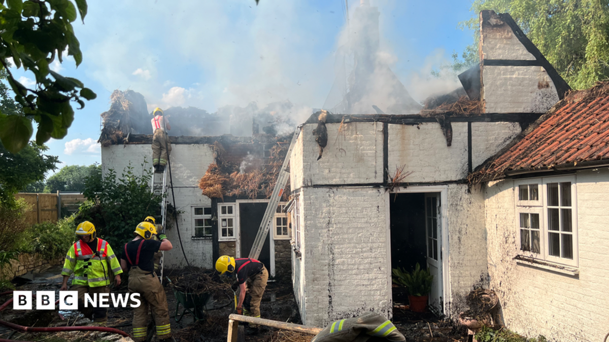 Wiltshire fire: Thatched roof destroyed in Urchfont - BBC News