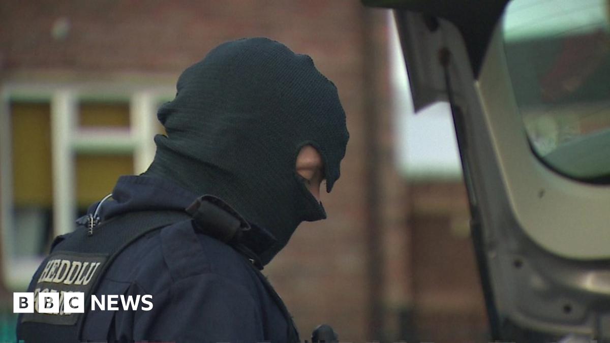 Drugs: North Wales £700,000 heroin and cocaine gang jailed - BBC News