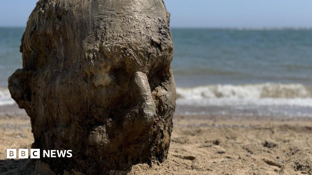 Lowestoft First Light Festival giant head installed - BBC News