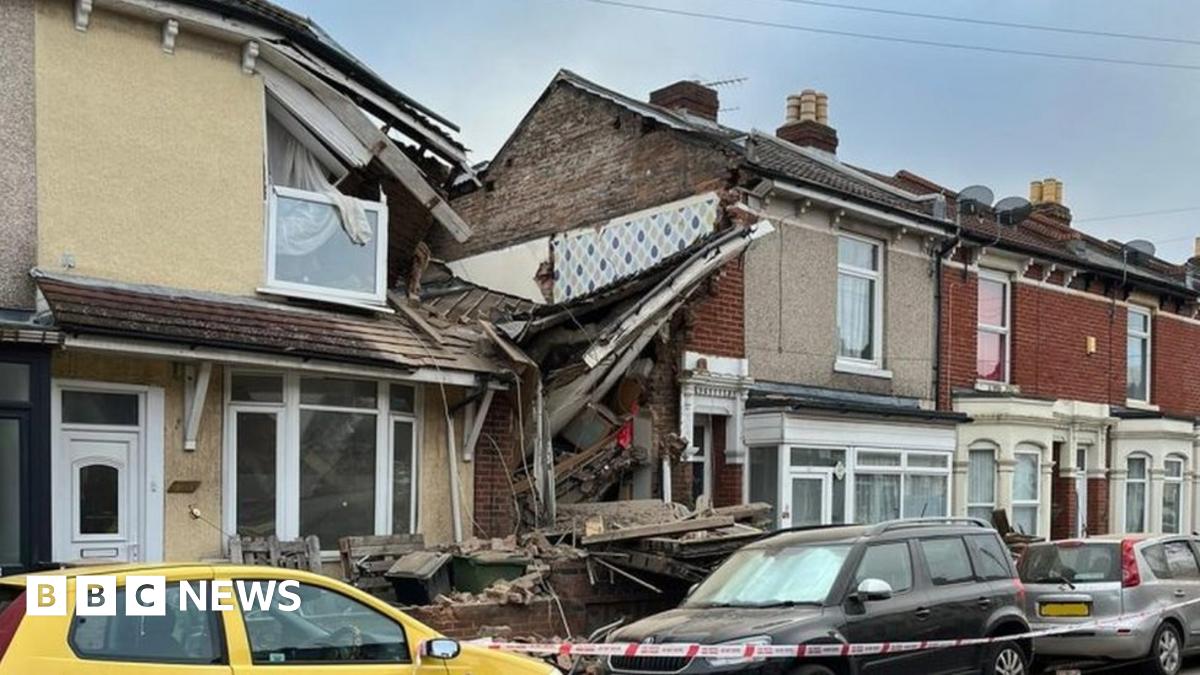 Two in hospital after Portsmouth terraced house collapses - BBC News