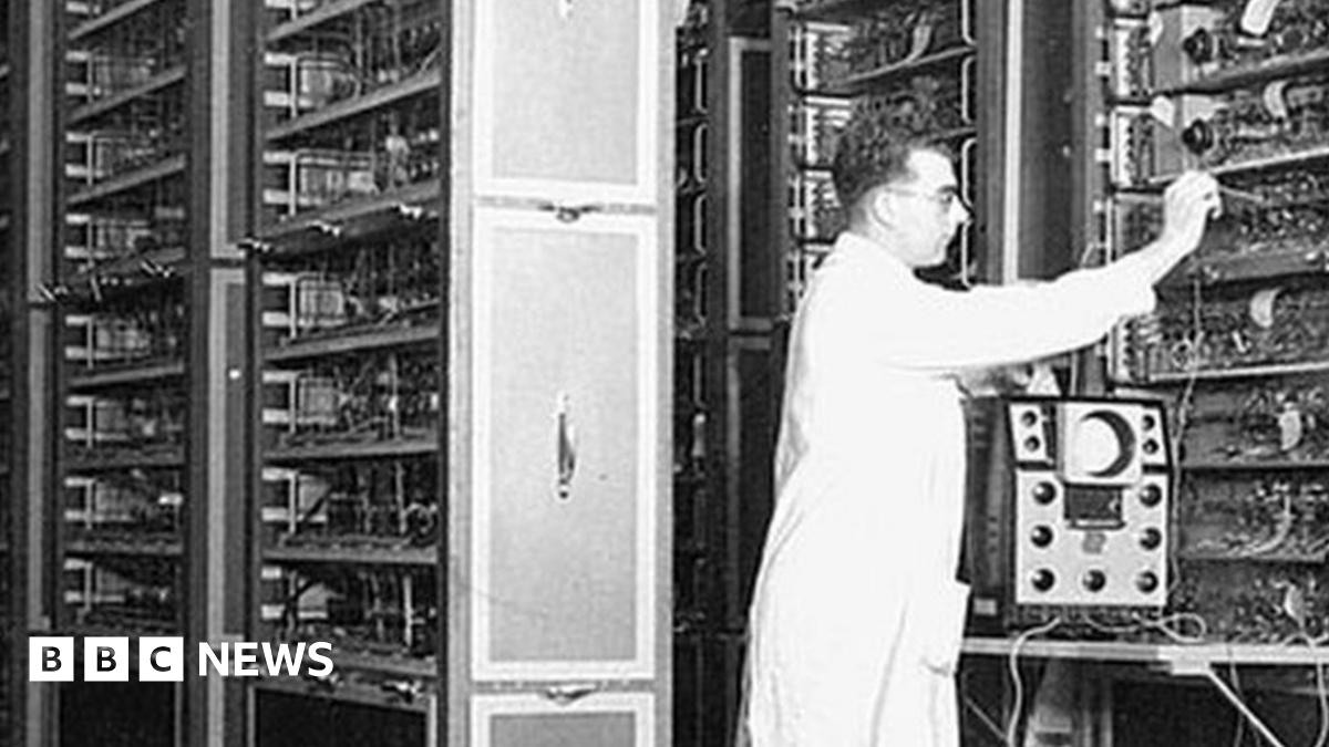 One of the world's first computers gets VR reboot - BBC News