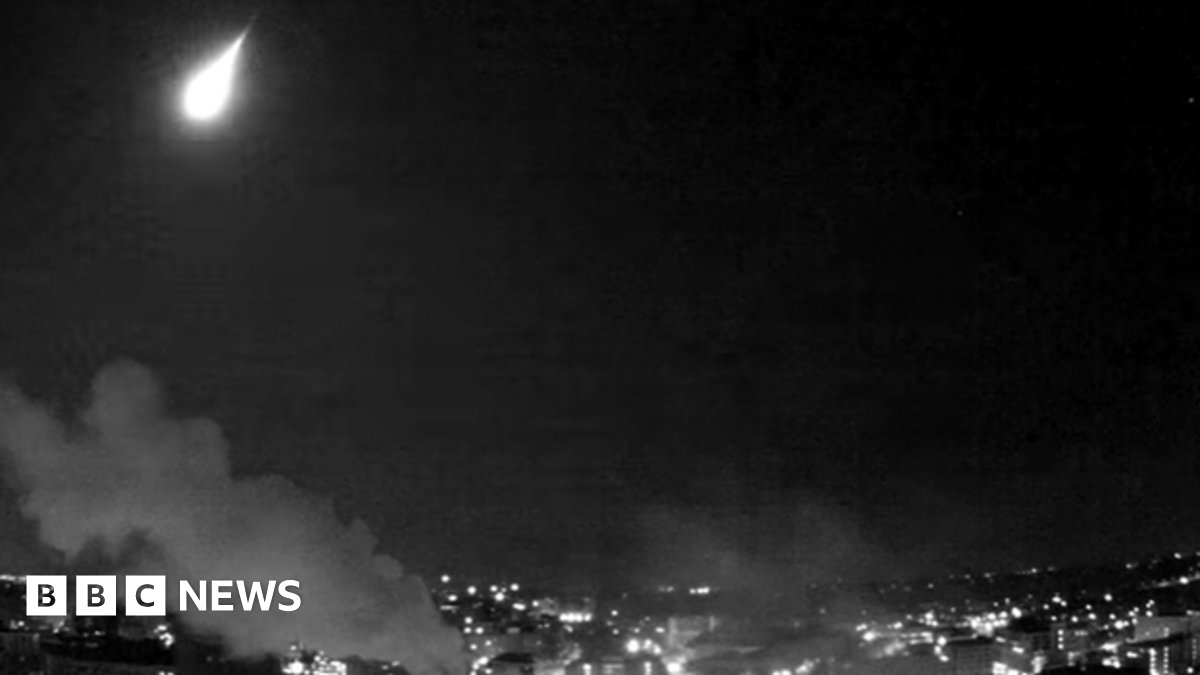 Meteor streaks across skies in Wisconsin and Illinois - BBC News