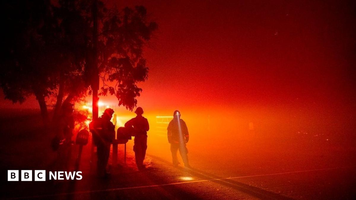 California fires: Helicopter pilot killed while battling blaze - BBC News