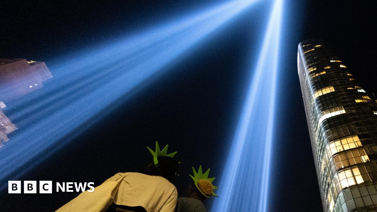 In pictures: Silence and tears as US remembers 9/11 attacks - BBC News