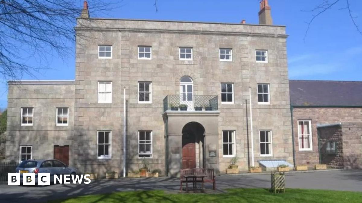 Alderney by-election: Smithurst wins by 280 votes to 185 - BBC News