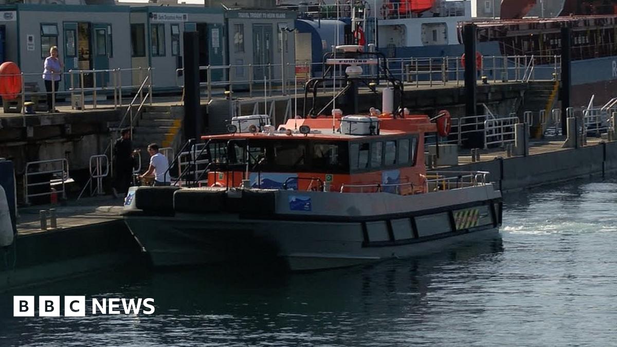 Bigger ferry for Alderney-Guernsey service considered - BBC News
