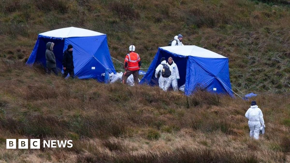 Moors Murders: No remains yet found in search for Keith Bennett - BBC News
