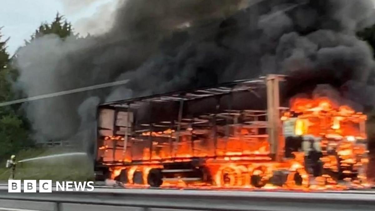 M40: Lorry carrying carpets catches fire on motorway - BBC News