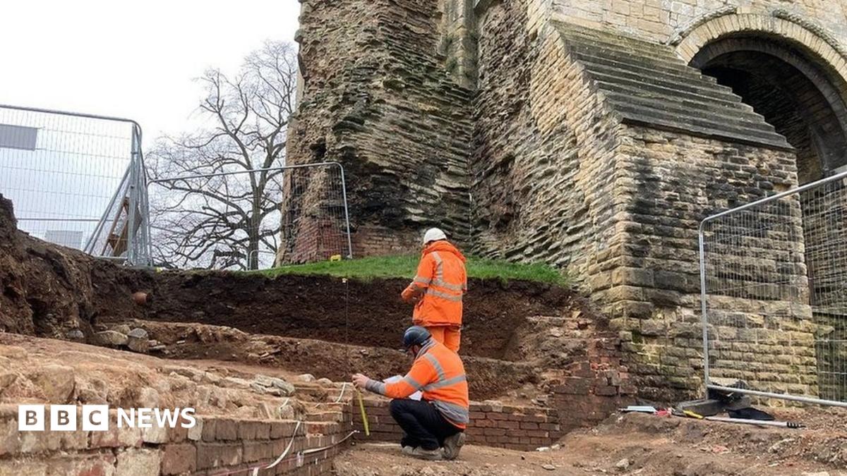 Newark: Archaeological dig reveals industrial past of castle site - BBC ...