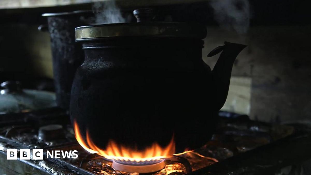 Tea, rivalry and ambition in the Calais 'Jungle hotel' - BBC News