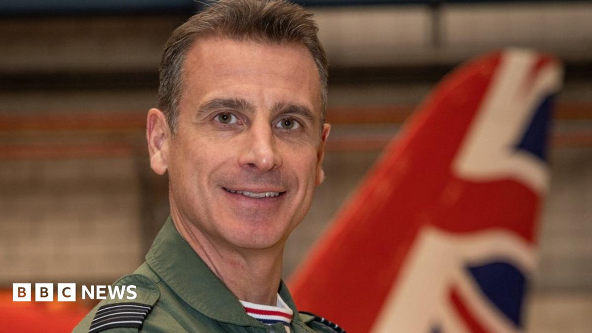 Red Arrows: New commanding officer takes charge of display team - BBC News