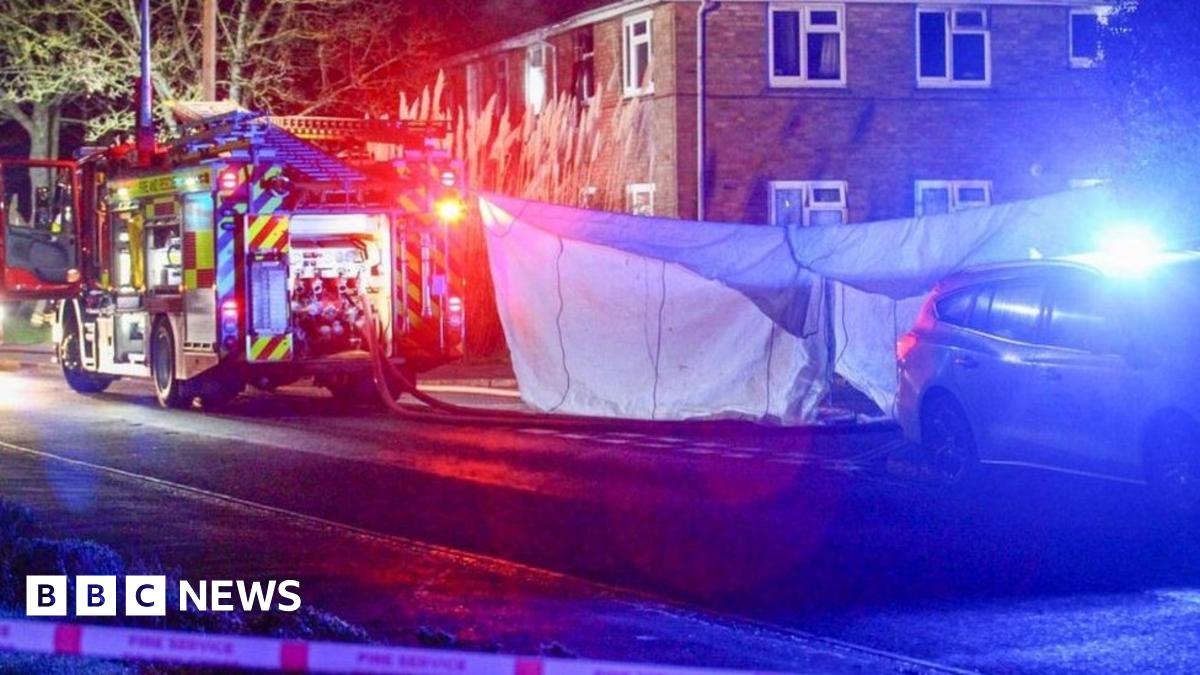 Bembridge fire: Woman dies in hospital four days after blaze - BBC News