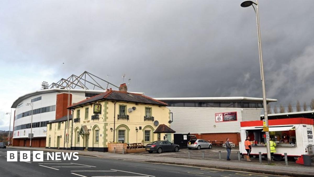 Welcome to Wrexham: The Turf reopens after fire scare - BBC News