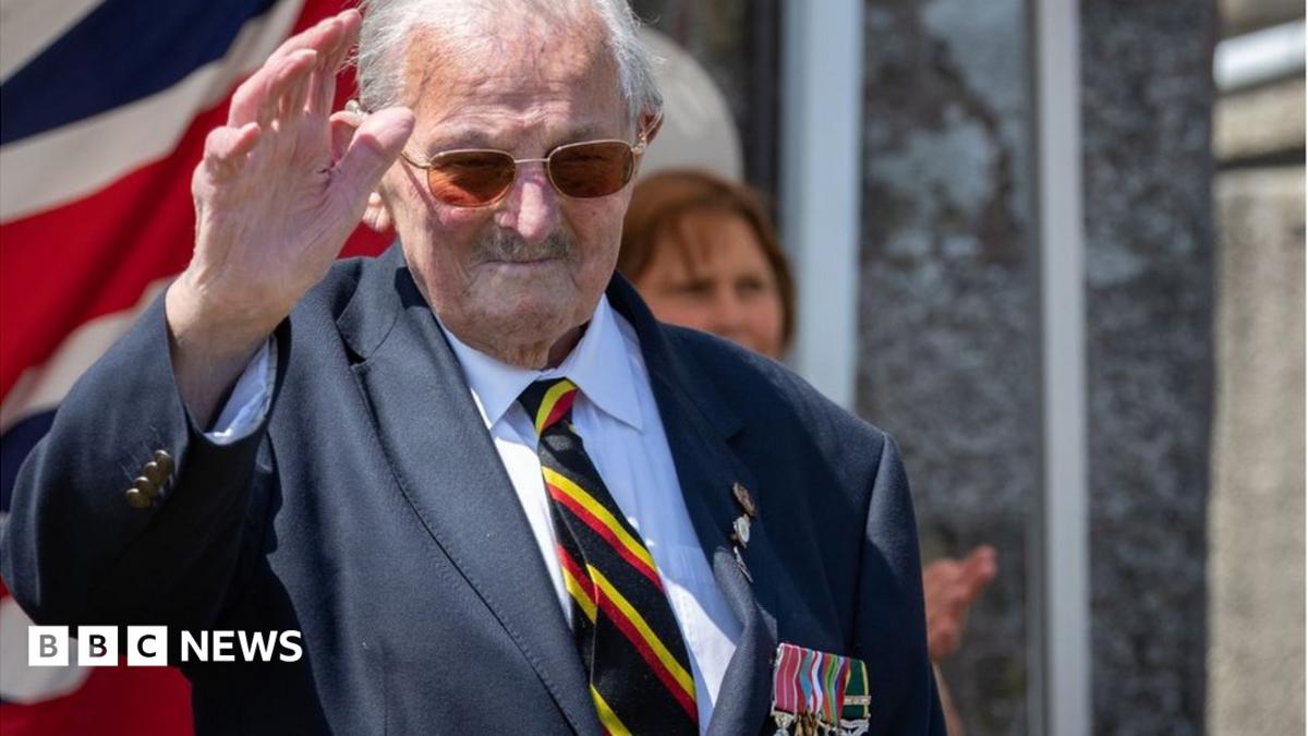 Cornwall flypast marks Dunkirk veteran's 100th birthday - BBC News
