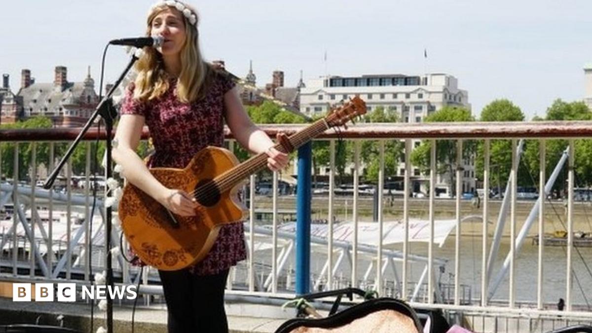 Busking goes cashless with 'a world first' for London - BBC News
