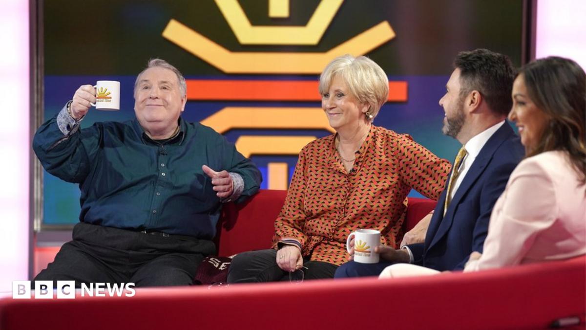 BBC Breakfast turns back the clock on 40th birthday - BBC News